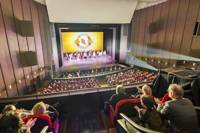 Występy Shen Yun w Łodzi – bilety wyprzedane, widzowie kupują książki ...